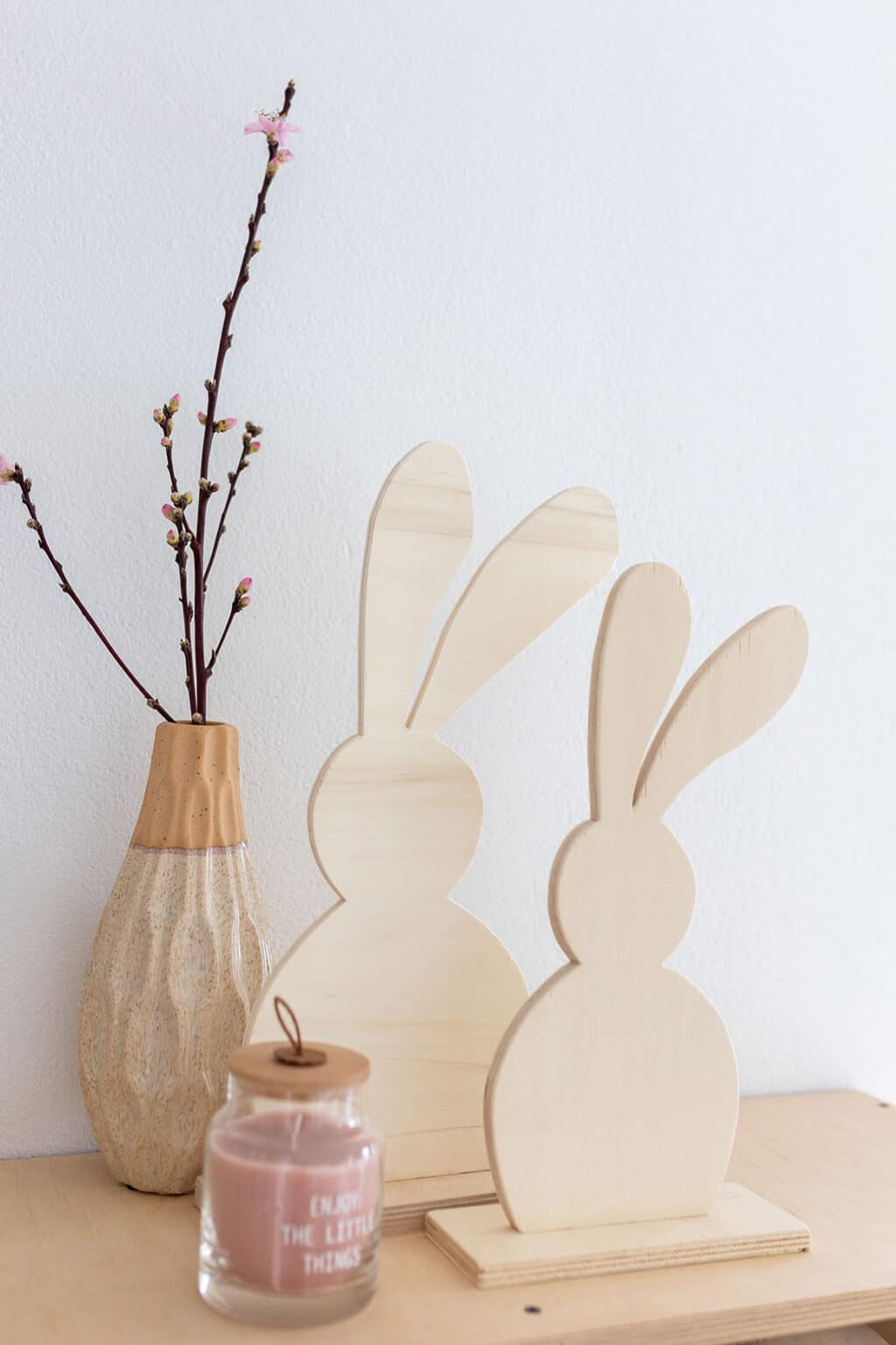 Schlichte DIY-Osterhasenparade aus Holz in 5 Schritten basteln