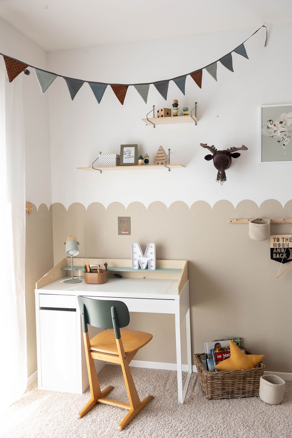 Ikea Hack: DIY-Aufsatz für den Schreibtisch Micke im Kinderzimmer bauen