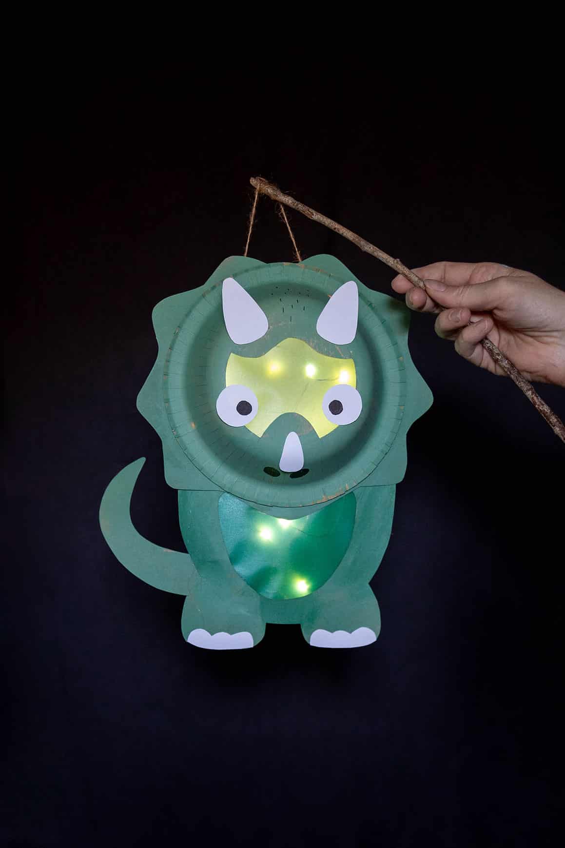 Dino Laterne basteln: einfache DIY Idee aus Papptellern