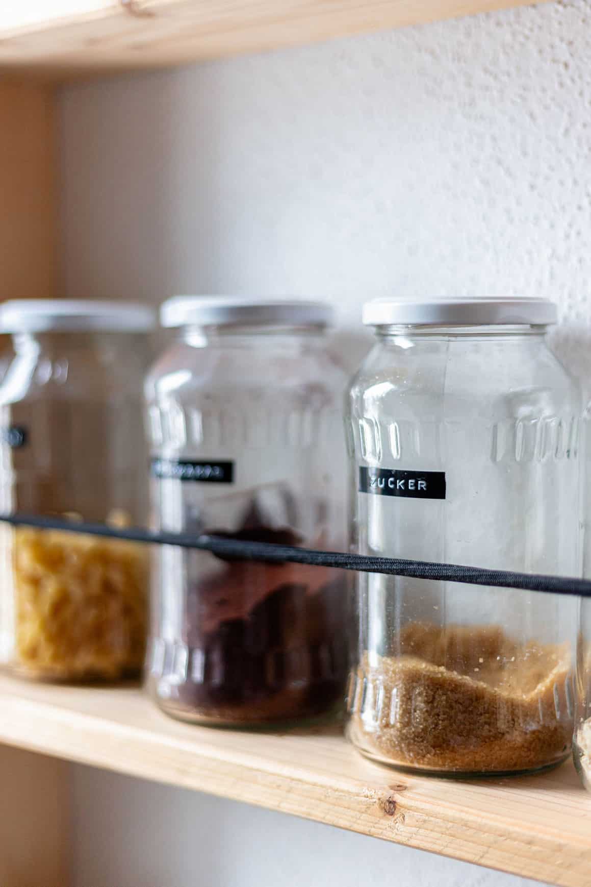 Aufbewahrungs-Trick: Ordnung schaffen in der Vorratskammer mit DIY-Regal